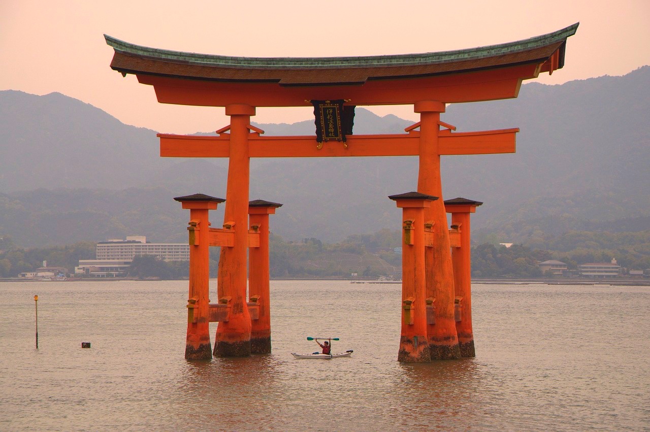 Paddle through the floating Torii gate - Fleewinter I Japan's Best ...